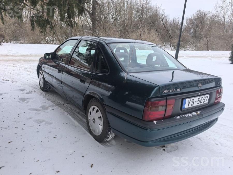 Green Opel Vectra 1995 in Riga, with an engine capacity of 1.60 L and mileage of 72 thousand km for 2200 €, photo 6 on AUTOMOTO.COM.LV