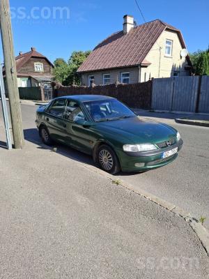 Zaļš Opel Vectra 1997 Daugavpils, ar dzinēja tilpumu 1.60 L un nobraukumu 160 tūkst. km par 700 €, foto  vietnē AUTOMOTO.COM.LV