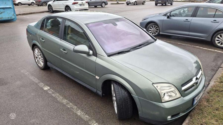 Green Opel Vectra 2004 in Siauliai, with an engine capacity of 2.96 L and mileage of 248 thousand km for 900 €, photo 2 on AUTOMOTO.COM.LV
