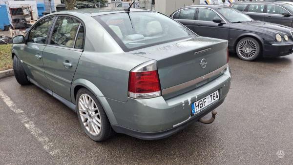 Green Opel Vectra 2004 in Siauliai, with an engine capacity of 2.96 L and mileage of 248 thousand km for 900 €, photo 3 on AUTOMOTO.COM.LV