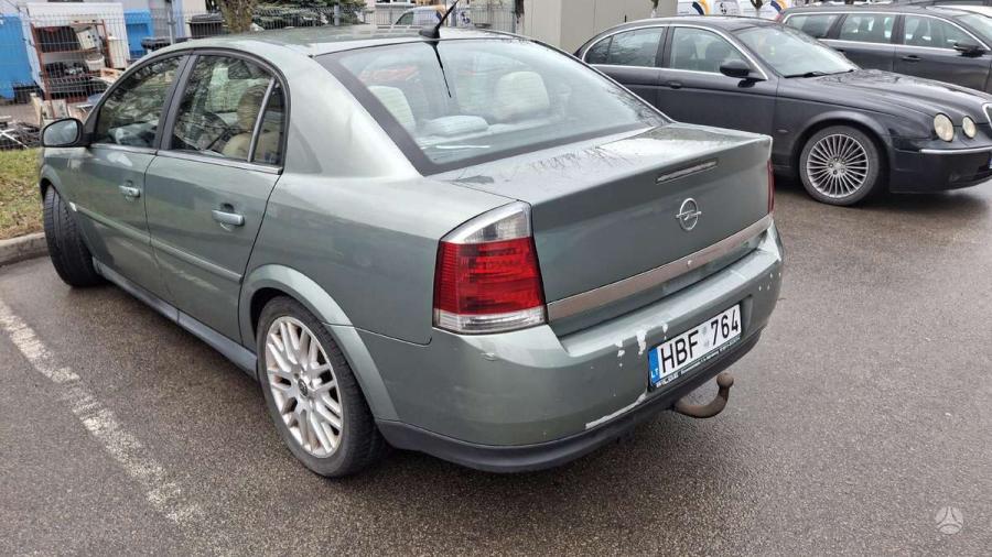 Green Opel Vectra 2004 in Siauliai, with an engine capacity of 2.96 L and mileage of 248 thousand km for 900 €, photo 3 on AUTOMOTO.COM.LV