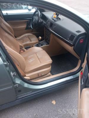 Green Opel Vectra 2003 in Daugavpils, with an engine capacity of 2.20 L and mileage of 338 thousand km for 2200 €, photo 6 on AUTOMOTO.COM.LV