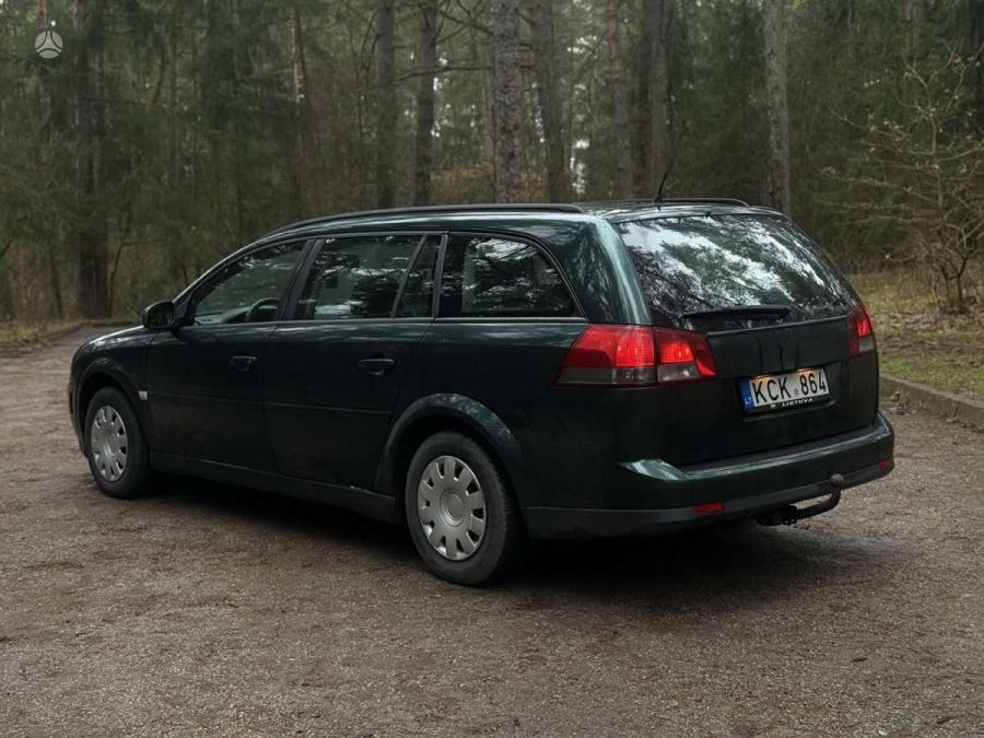 Green Opel Vectra 2005 in Kaunas, with an engine capacity of 1.91 L and mileage of 382 thousand km for 1450 €, photo 3 on AUTOMOTO.COM.LV
