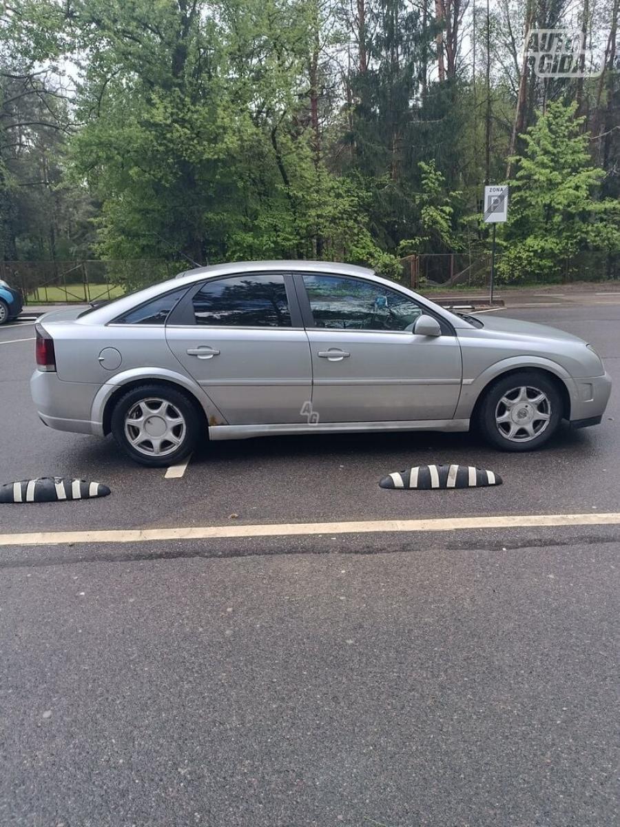 Grey Opel Vectra 2002 in Vilnius, with an engine capacity of 2.20 L and mileage of 293 thousand km for 700 €, photo 2 on AUTOMOTO.COM.LV