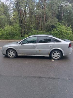 Grey Opel Vectra 2002 in Vilnius, with an engine capacity of 2.20 L and mileage of 293 thousand km for 700 €, photo 4 on AUTOMOTO.COM.LV