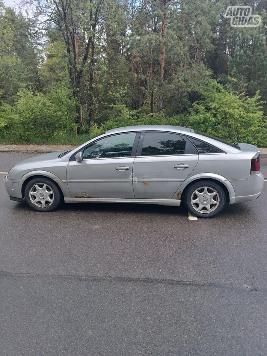 Grey Opel Vectra 2002 in Vilnius, with an engine capacity of 2.20 L and mileage of 293 thousand km for 700 €, photo 4 on AUTOMOTO.COM.LV