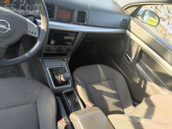 Grey Opel Vectra 2003 in Liepaja, with an engine capacity of 2.20 L and mileage of 448 thousand km for 950 €, photo 5 on AUTOMOTO.COM.LV