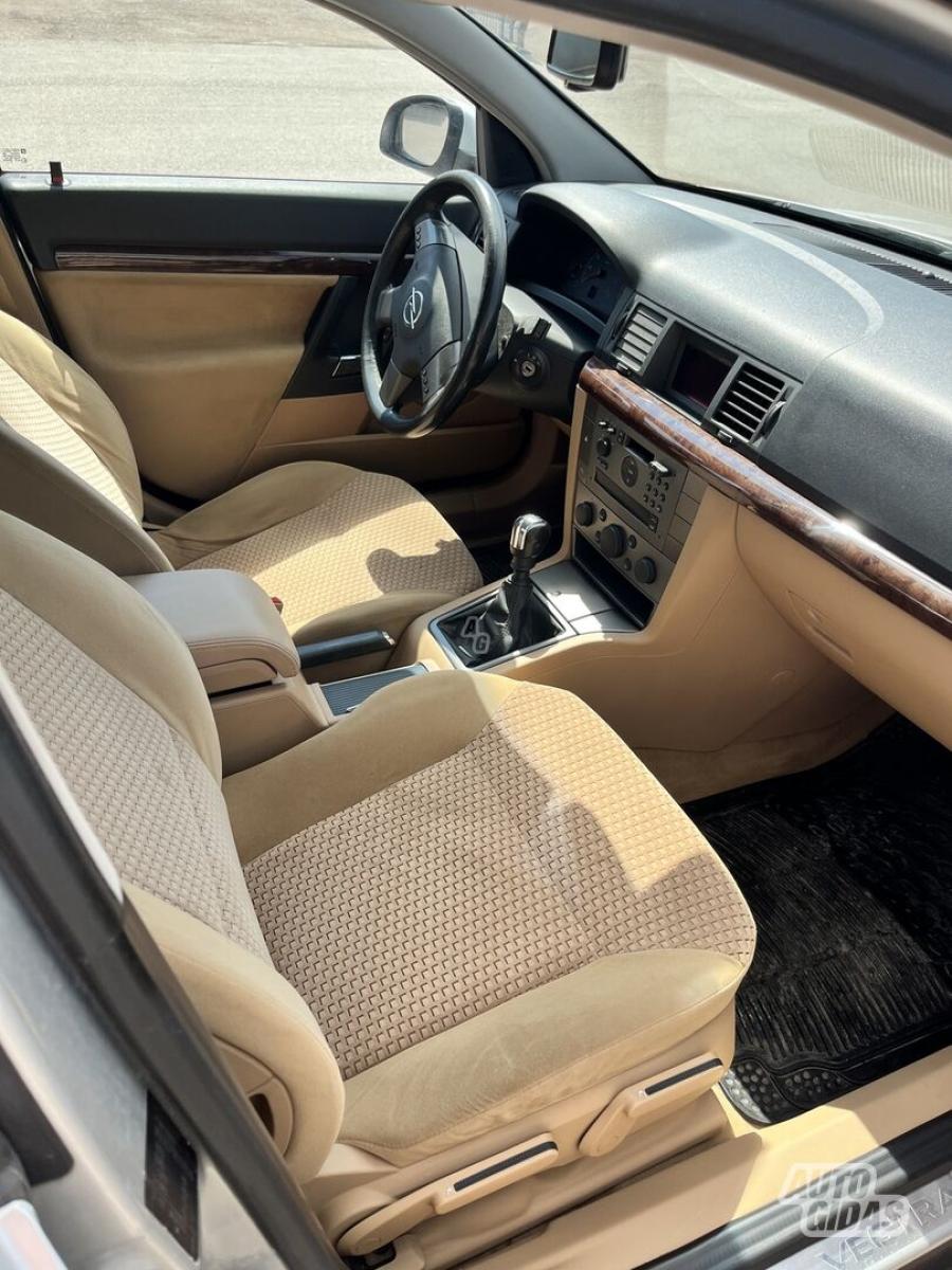 Grey Opel Vectra 2003 in Siauliai, with an engine capacity of 1.80 L and mileage of 229 thousand km for 1250 €, photo 9 on AUTOMOTO.COM.LV