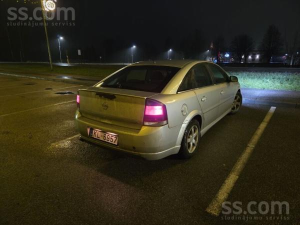 Grey Opel Vectra 2004 in Riga, with an engine capacity of 2.20 L and mileage of 305 thousand km for 950 €, photo 3 on AUTOMOTO.COM.LV