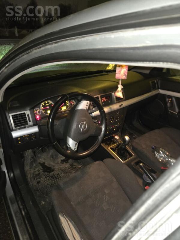 Grey Opel Vectra 2004 in Riga, with an engine capacity of 2.20 L and mileage of 305 thousand km for 950 €, photo 4 on AUTOMOTO.COM.LV
