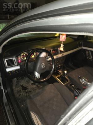 Grey Opel Vectra 2004 in Riga, with an engine capacity of 2.20 L and mileage of 305 thousand km for 950 €, photo 5 on AUTOMOTO.COM.LV
