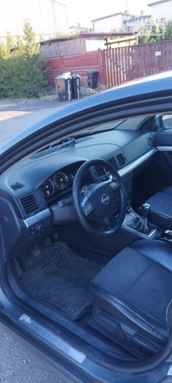 Grey Opel Vectra 2004 in Vilnius, with an engine capacity of 2.20 L and mileage of 297 thousand km for 850 €, photo 4 on AUTOMOTO.COM.LV