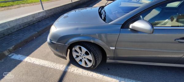 Grey Opel Vectra 2004 in Vilnius, with an engine capacity of 2.20 L and mileage of 297 thousand km for 850 €, photo 5 on AUTOMOTO.COM.LV