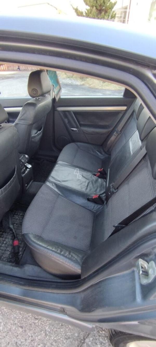 Grey Opel Vectra 2004 in Vilnius, with an engine capacity of 2.20 L and mileage of 297 thousand km for 850 €, photo 9 on AUTOMOTO.COM.LV