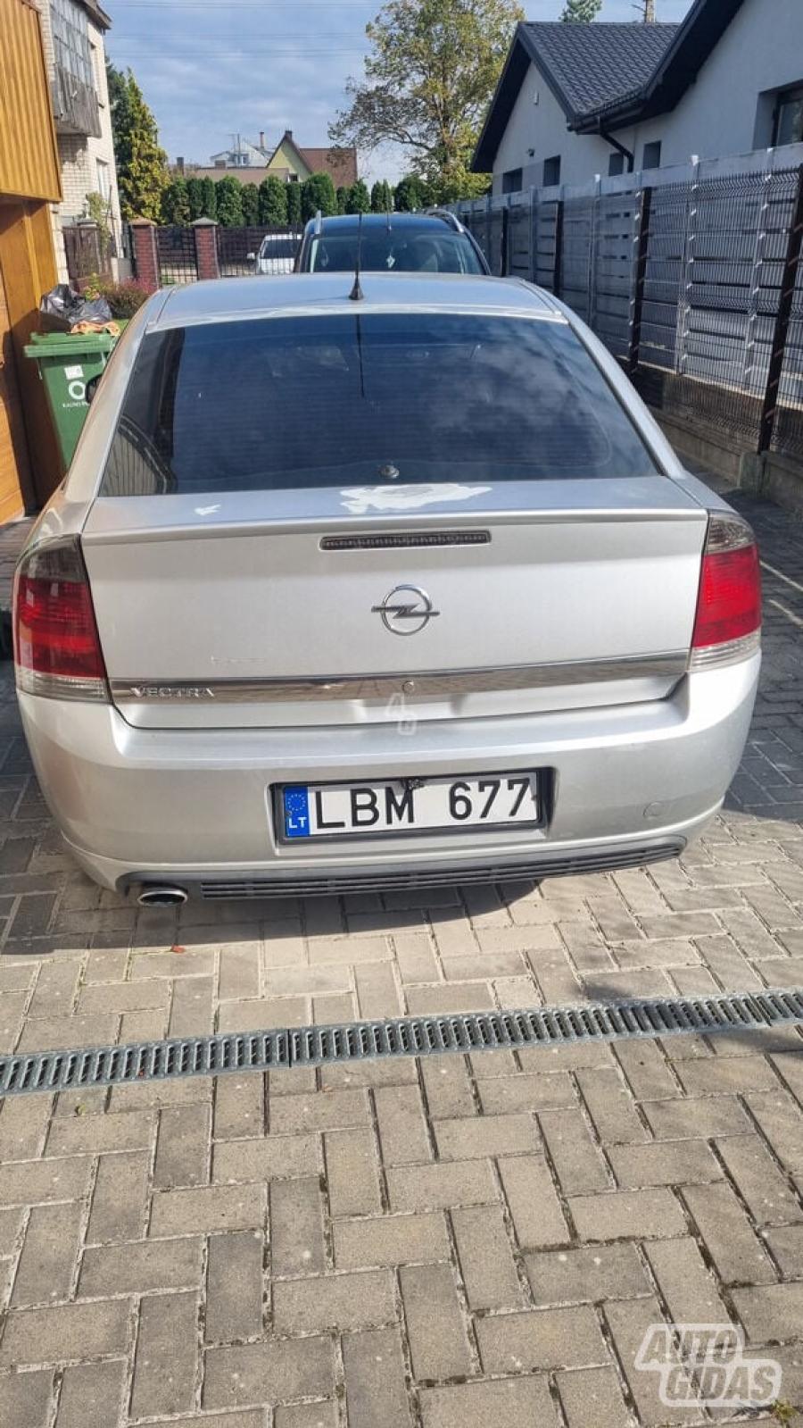 Pelēks Opel Vectra 2004 Kauņa, ar dzinēja tilpumu 1.90 L un nobraukumu 318 tūkst. km par 1000 €, foto 4 vietnē AUTOMOTO.COM.LV