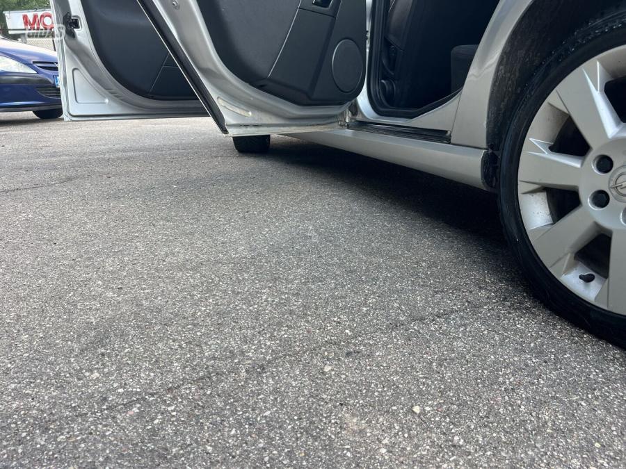 Grey Opel Vectra 2005 in Siauliai, with an engine capacity of 1.90 L and mileage of 0 thousand km for 1149 €, photo 12 on AUTOMOTO.COM.LV