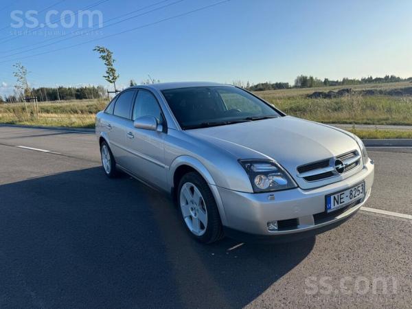 Opel Vectra 2005 in Liepaja on AUTOMOTO.COM.LV Grey Opel Vectra 2005 in Liepaja, with an engine capacity of 2.20 L and mileage of 280 thousand km for 3200 €, photo 4 on AUTOMOTO.COM.LV