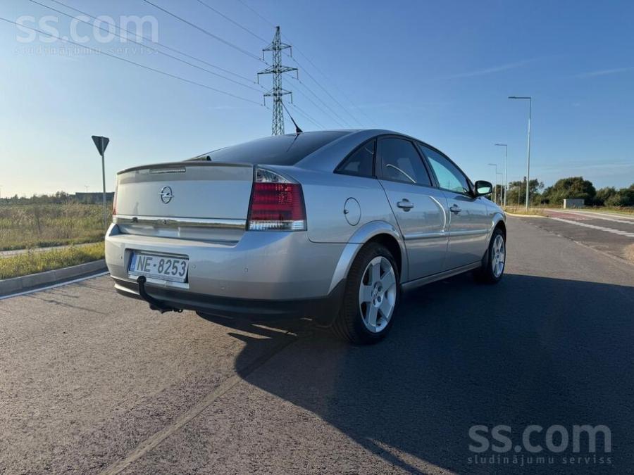 Grey Opel Vectra 2005 in Liepaja, with an engine capacity of 2.20 L and mileage of 280 thousand km for 3200 €, photo 5 on AUTOMOTO.COM.LV