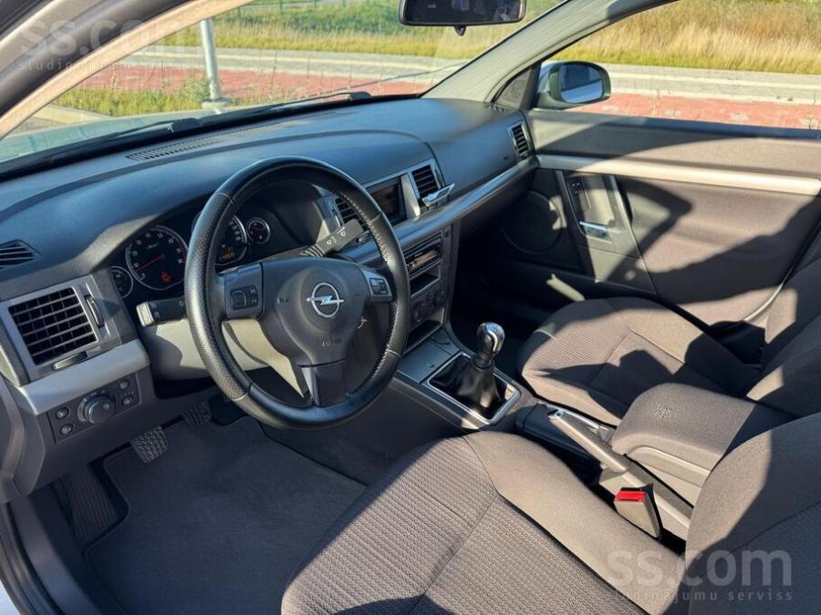 Grey Opel Vectra 2005 in Liepaja, with an engine capacity of 2.20 L and mileage of 280 thousand km for 3200 €, photo 7 on AUTOMOTO.COM.LV