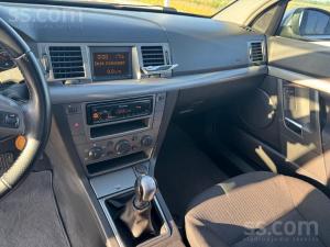 Grey Opel Vectra 2005 in Liepaja, with an engine capacity of 2.20 L and mileage of 280 thousand km for 3200 €, photo 8 on AUTOMOTO.COM.LV