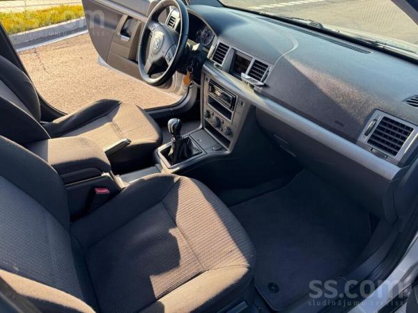 Opel Vectra 2005 in Liepaja on AUTOMOTO.COM.LV Grey Opel Vectra 2005 in Liepaja, with an engine capacity of 2.20 L and mileage of 280 thousand km for 3200 €, photo 9 on AUTOMOTO.COM.LV