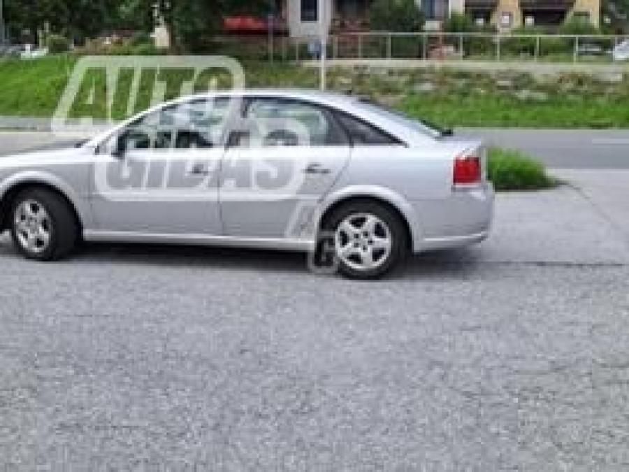 Grey Opel Vectra 2006 in Siauliai, with an engine capacity of 1.90 L and mileage of 357 thousand km for 1000 €, photo 3 on AUTOMOTO.COM.LV