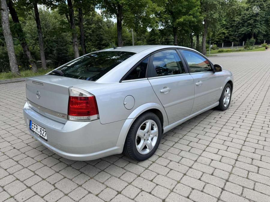 Grey Opel Vectra 2007 in Vilnius, with an engine capacity of 1.90 L and mileage of 309 thousand km for 1100 €, photo 4 on AUTOMOTO.COM.LV