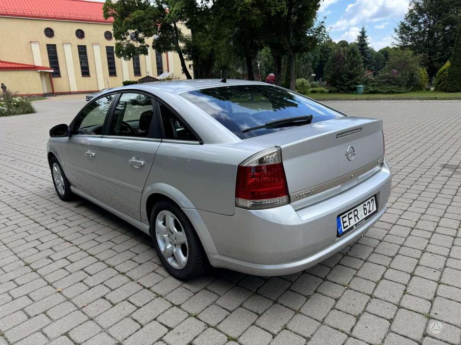 Grey Opel Vectra 2007 in Vilnius, with an engine capacity of 1.90 L and mileage of 309 thousand km for 1100 €, photo 5 on AUTOMOTO.COM.LV