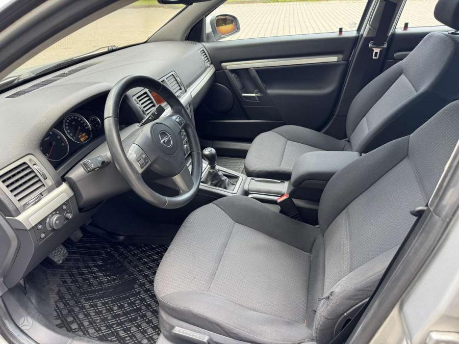 Grey Opel Vectra 2007 in Vilnius, with an engine capacity of 1.90 L and mileage of 309 thousand km for 1100 €, photo 6 on AUTOMOTO.COM.LV