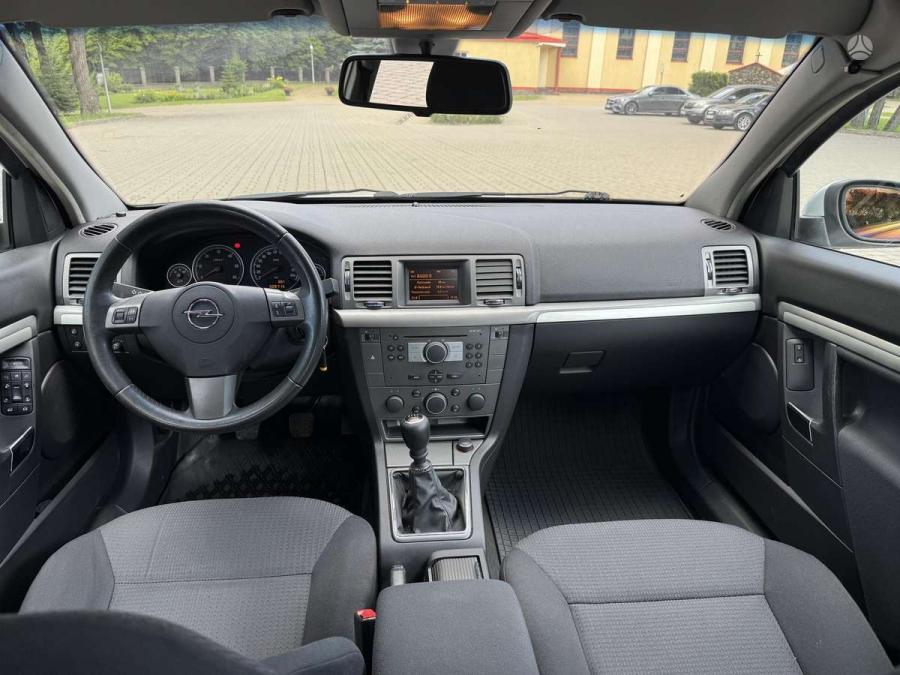 Grey Opel Vectra 2007 in Vilnius, with an engine capacity of 1.90 L and mileage of 309 thousand km for 1100 €, photo 8 on AUTOMOTO.COM.LV