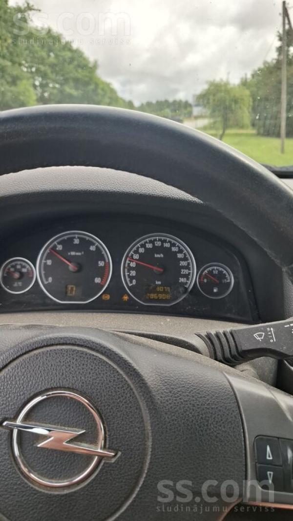 Grey Opel Vectra 2008 in Saldus, with an engine capacity of 1.90 L and mileage of 287 thousand km for 1580 €, photo 8 on AUTOMOTO.COM.LV