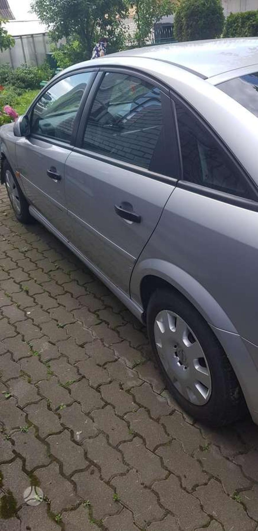 Grey Opel Vectra 2008 in Kaunas, with an engine capacity of 1.91 L and mileage of 243 thousand km for 1100 €, photo 4 on AUTOMOTO.COM.LV