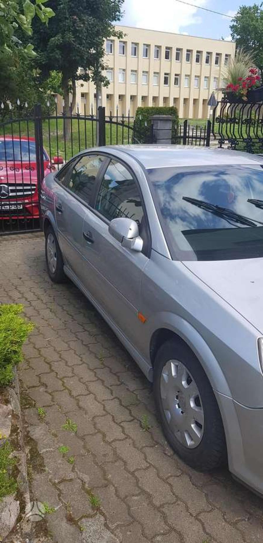 Grey Opel Vectra 2008 in Kaunas, with an engine capacity of 1.91 L and mileage of 243 thousand km for 1100 €, photo 5 on AUTOMOTO.COM.LV