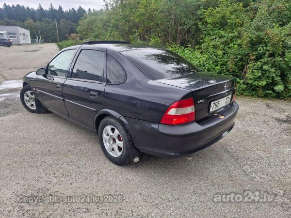 Grey Opel Vectra 1995 in Tallinn, with an engine capacity of 1.60 L and mileage of 203 thousand km for 999 €, photo 4 on AUTOMOTO.COM.LV