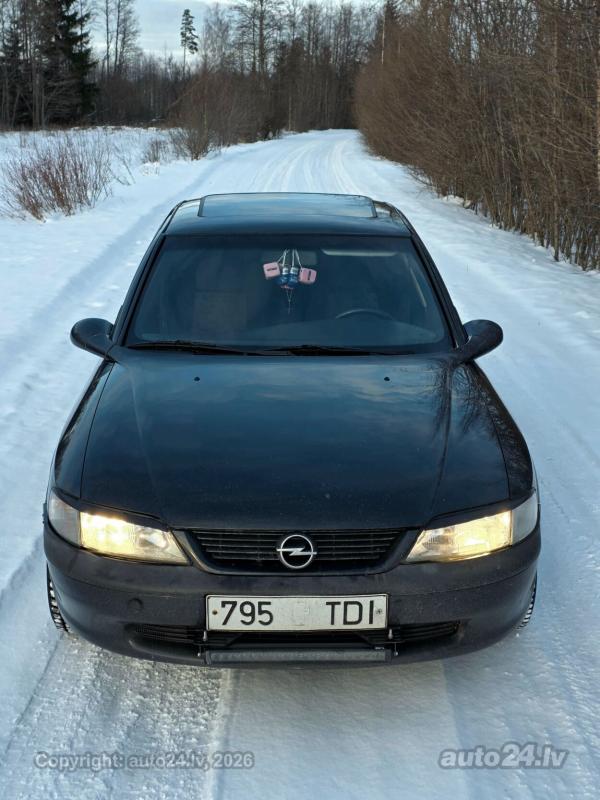 Grey Opel Vectra 1995 in Tallinn, with an engine capacity of 1.60 L and mileage of 204 thousand km for 1499 €, photo 1 on AUTOMOTO.COM.LV