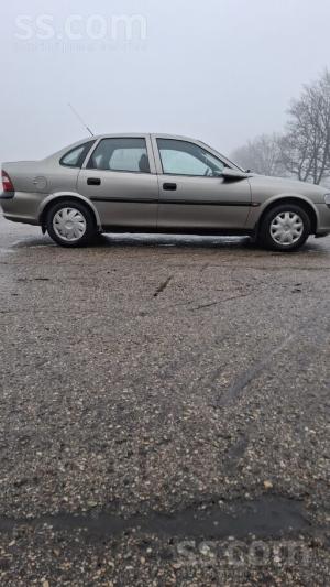 Pelēks Opel Vectra 1996 Madona, ar dzinēja tilpumu 1.60 L un nobraukumu 243 tūkst. km par 1150 €, foto 3 vietnē AUTOMOTO.COM.LV