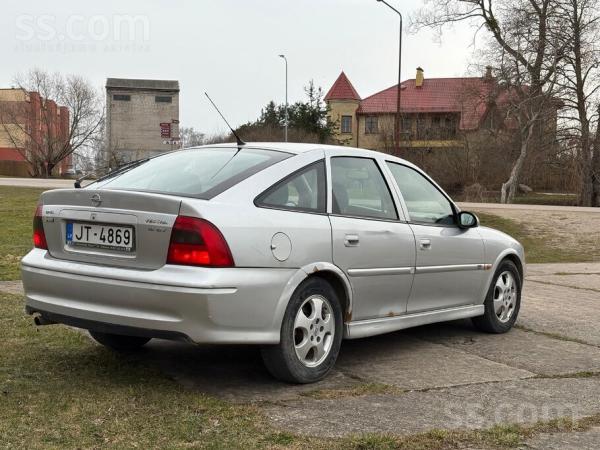 Grey Opel Vectra 2000 in Liepaja, with an engine capacity of 1.80 L and mileage of 185 thousand km for 1400 €, photo 4 on AUTOMOTO.COM.LV