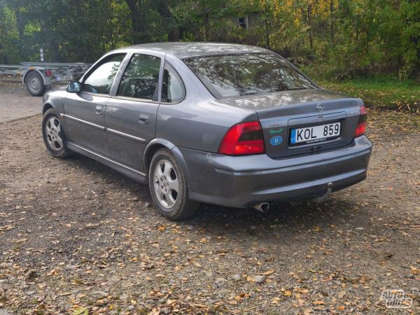 Pelēks Opel Vectra 2000 Alīta, ar dzinēja tilpumu 1.60 L un nobraukumu 263 tūkst. km par 1000 €, foto 4 vietnē AUTOMOTO.COM.LV