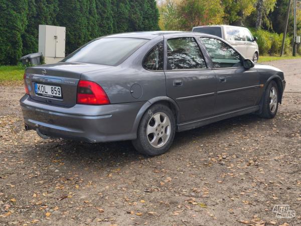 Pelēks Opel Vectra 2000 Alīta, ar dzinēja tilpumu 1.60 L un nobraukumu 263 tūkst. km par 1000 €, foto 5 vietnē AUTOMOTO.COM.LV