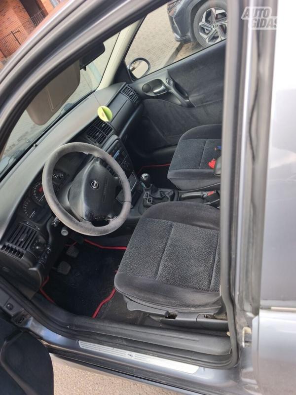 Pelēks Opel Vectra 2000 Alīta, ar dzinēja tilpumu 1.60 L un nobraukumu 263 tūkst. km par 1000 €, foto 8 vietnē AUTOMOTO.COM.LV