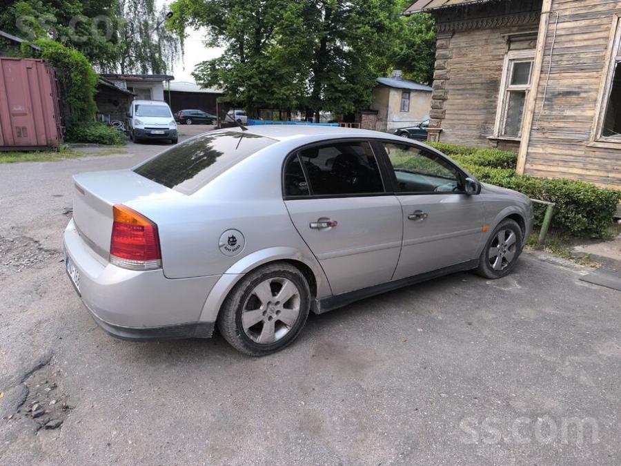 Grey Opel Vectra 2002 in Riga, with an engine capacity of 2.20 L and mileage of 154 thousand km for 450 €, photo 4 on AUTOMOTO.COM.LV