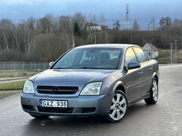 Grey Opel Vectra 2002 in Vilnius, with an engine capacity of 2.17 L and mileage of 300 thousand km for 499 €, photo 2 on AUTOMOTO.COM.LV
