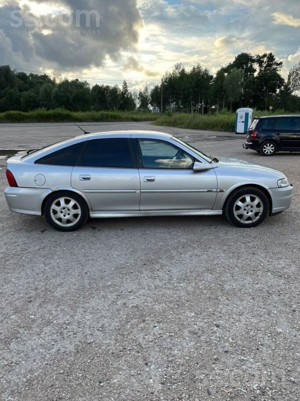 Grey Opel Vectra 2002 in Riga, with an engine capacity of 2.00 L and mileage of 219 thousand km for 1200 €, photo 5 on AUTOMOTO.COM.LV