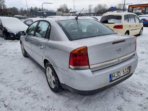 Grey Opel Vectra 2003 in Kaunas, with an engine capacity of 2.20 L and mileage of 306 thousand km for 850 €, photo 3 on AUTOMOTO.COM.LV