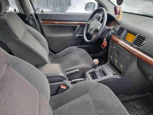 Grey Opel Vectra 2003 in Kaunas, with an engine capacity of 2.20 L and mileage of 306 thousand km for 850 €, photo 5 on AUTOMOTO.COM.LV