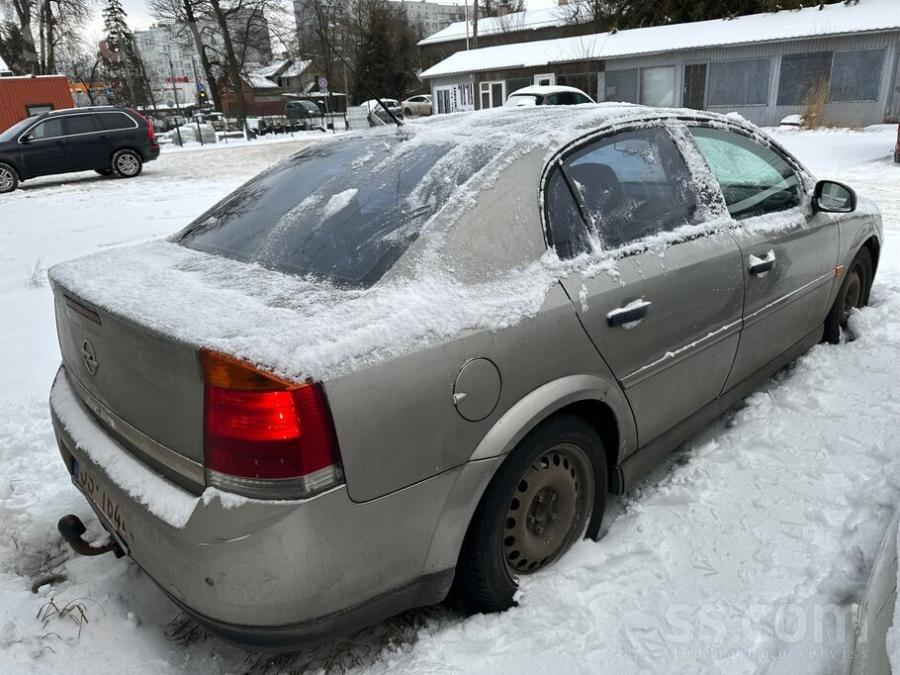 Grey Opel Vectra 2003 in Riga, with an engine capacity of 2.20 L and mileage of 299 thousand km for 450 €, photo 4 on AUTOMOTO.COM.LV