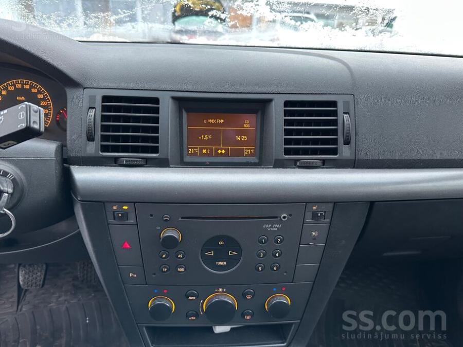 Grey Opel Vectra 2003 in Riga, with an engine capacity of 2.20 L and mileage of 299 thousand km for 450 €, photo 9 on AUTOMOTO.COM.LV