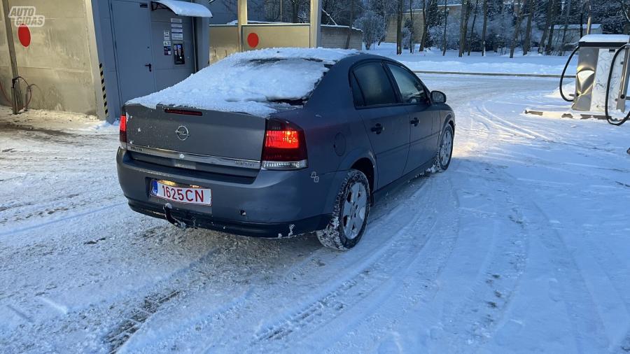 Grey Opel Vectra 2003 in Vilnius, with an engine capacity of 2.20 L and mileage of 300 thousand km for 950 €, photo 5 on AUTOMOTO.COM.LV