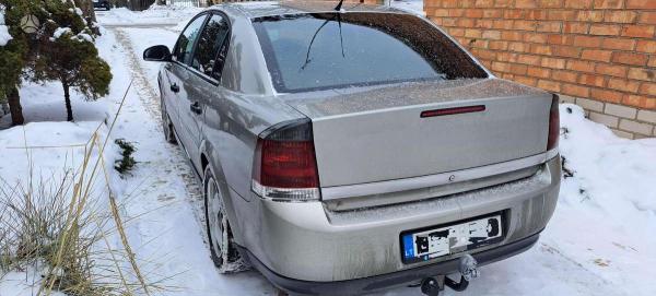 Grey Opel Vectra 2003 in Alytus, with an engine capacity of 2.20 L and mileage of 500 thousand km for 1200 €, photo 3 on AUTOMOTO.COM.LV
