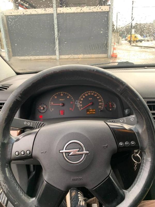 Grey Opel Vectra 2003 in Vilnius, with an engine capacity of 2.20 L and mileage of 280 thousand km for 999 €, photo 10 on AUTOMOTO.COM.LV